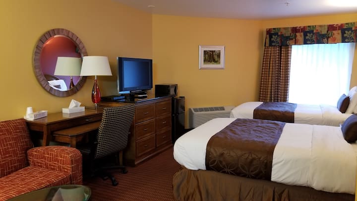 Two Deluxe Beds With Sofa Bed - Forks, WA