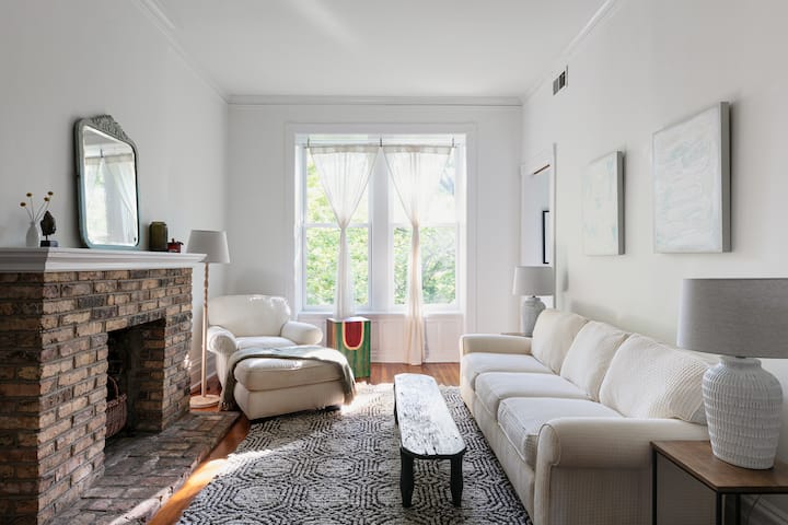 Top Floor In Historic Old Town! - Chicago, IL