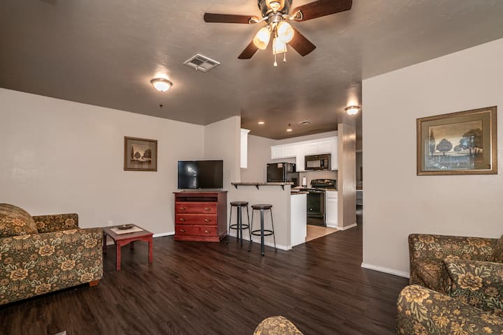 Top Floor 2 Bedroom | Reserved Parking - Oklahoma City