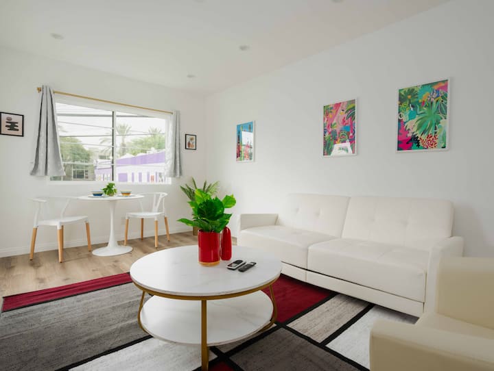 Urban Luxe: 1br/1ba Oasis Near Hollywood Bliss - Beverly Hills, CA