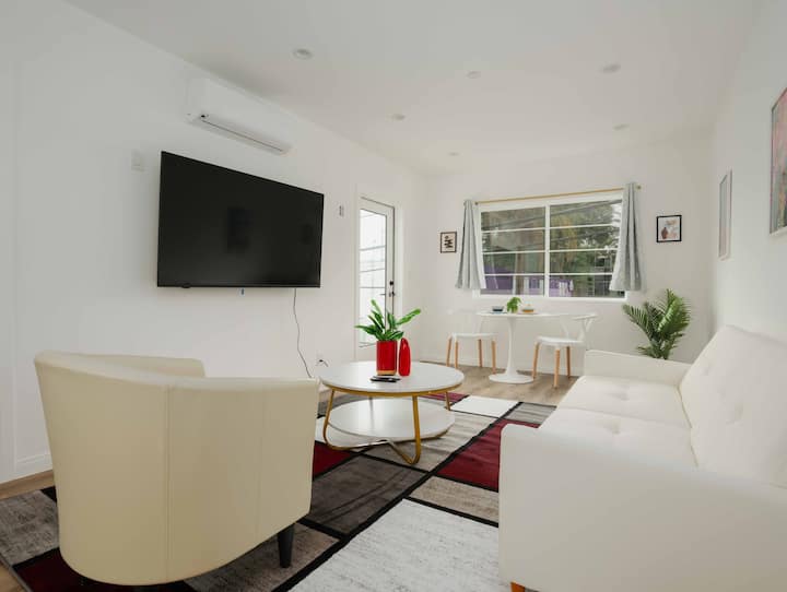 Urban Luxe: 1br/1ba Oasis Near Hollywood Bliss - Beverly Hills, CA