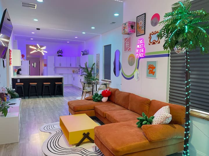 Glowhaus - A Vintage Pop Culture Stay In Cy - Memphis, TN