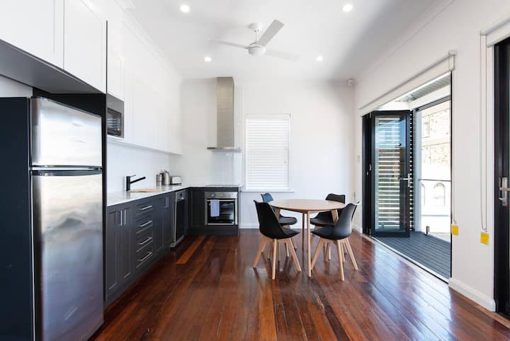 Largs Oasis, Beach & Jetty Views - Free Wine - Port Adelaide
