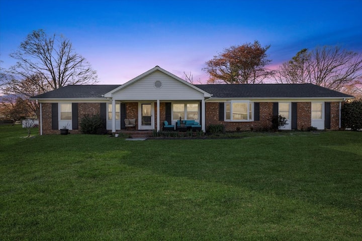 Blissful Centrally Located Stay: Hosts 9 Guests - Burlington