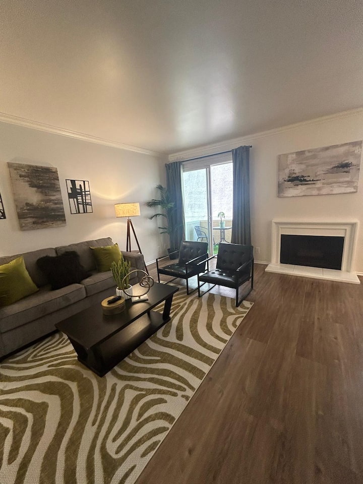 1 Br Oasis Beverly Hills, Parking, Pool, & Fitness - West Hollywood, CA