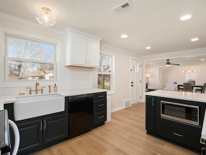 Charming 3bd 2br *Dog Friendly* - Overland Park, KS