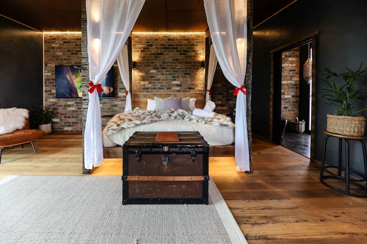 Safari - Jungle Dreams. Soft Sheets. You In? - Daylesford