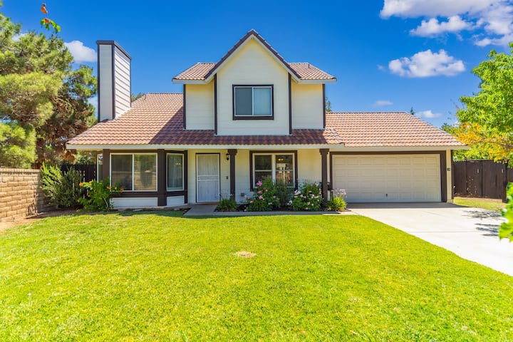 Stunning Cozy Smart Home! - Palmdale, CA