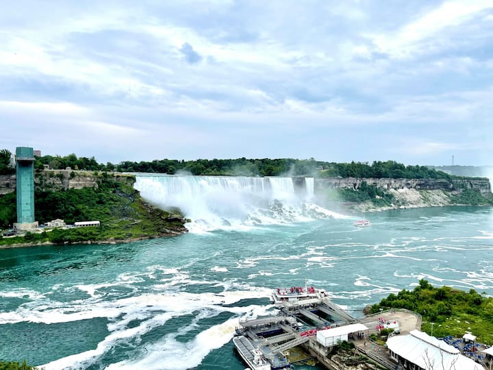 Serenity By The Falls: Modern 2 Bedroom Hideaway - Niagara Falls