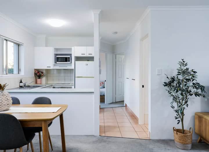 2-bed 2-bath Apartment – Walk To Beach & Cavill Av - Surfers Paradise
