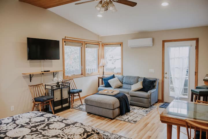 Carlsbad Cottage Home Away From Home - Carlsbad, CA