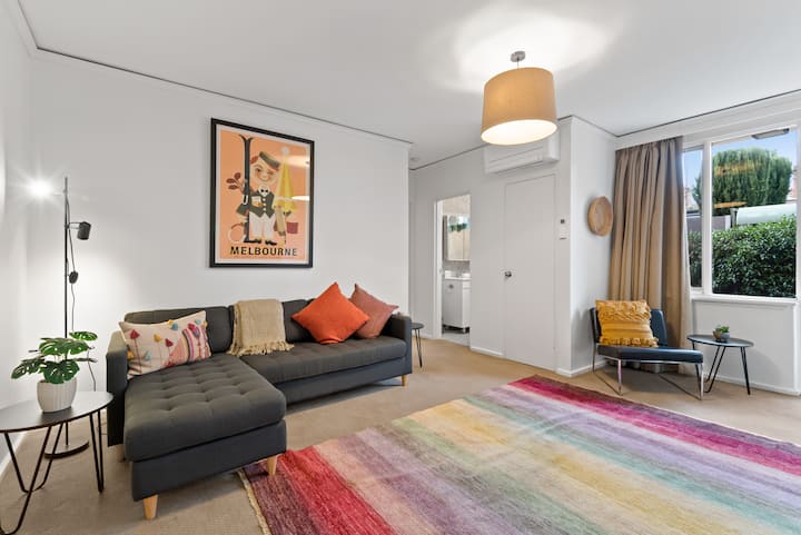 Urban Retro—experience Vibrant Courtyard Charm - St Kilda