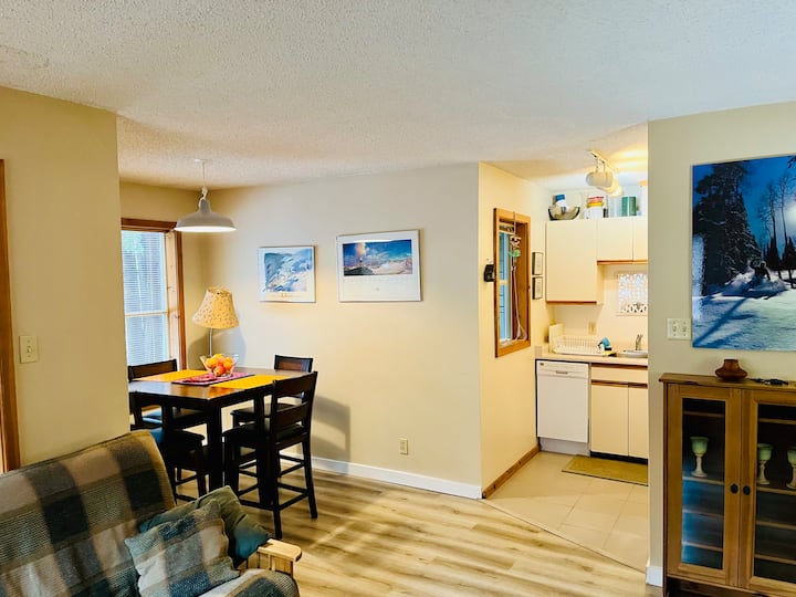Quiet And Cozy Creekside Condo, Walk To Gondola - Whistler