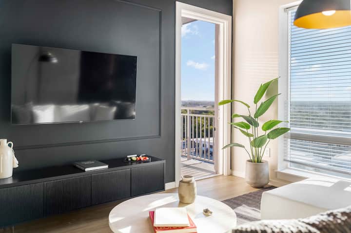 Designer 1br Condo - King Bed, Rooftop Pool, Gym - Orlando