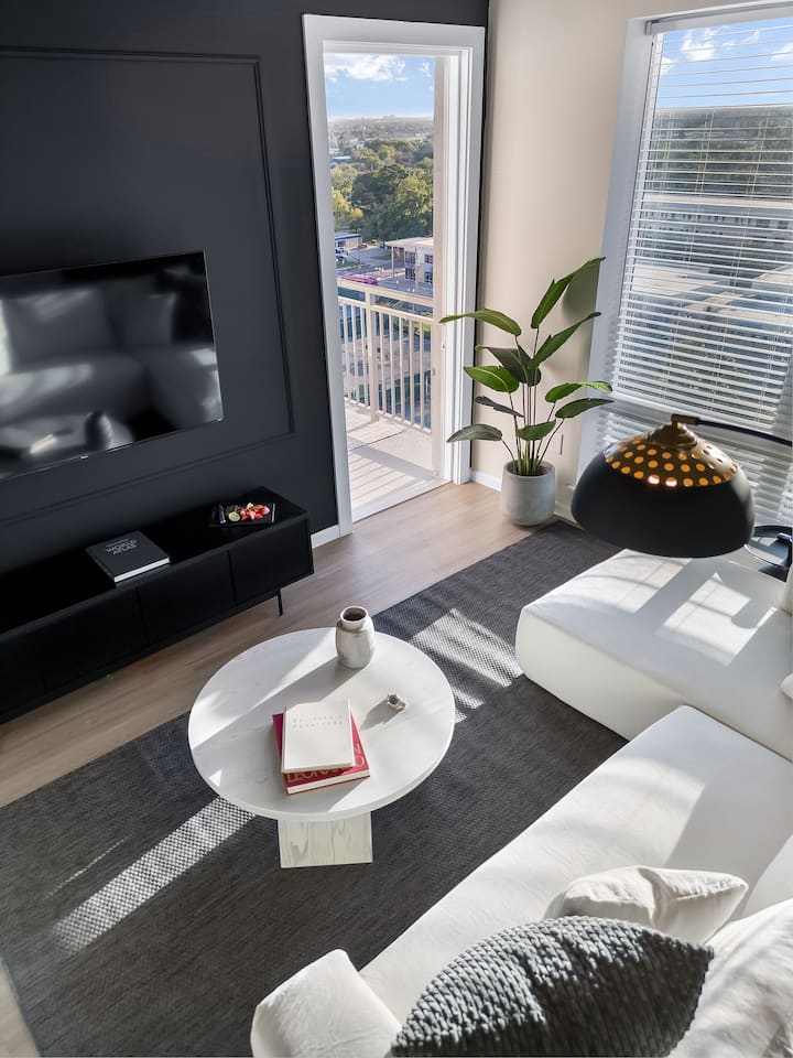Designer 1br Condo - King Bed, Rooftop Pool, Gym - Orlando