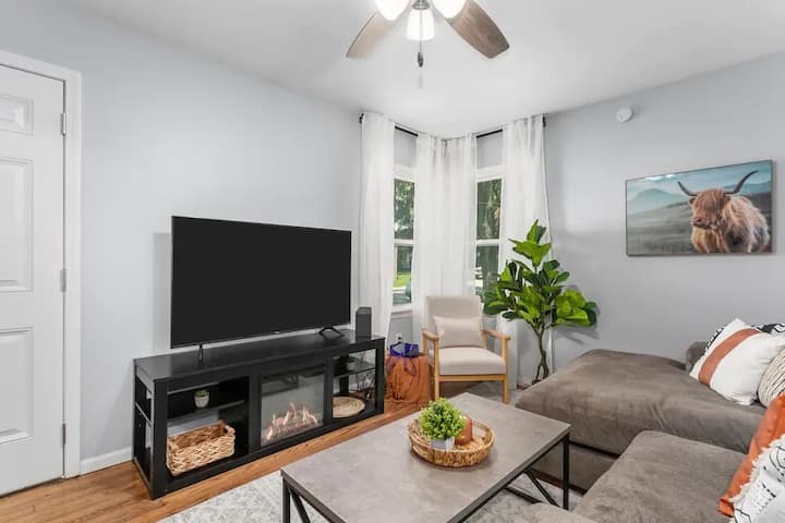Charming 1 Br/1 Ba Property| Mins To Kauffman - Independence, MO