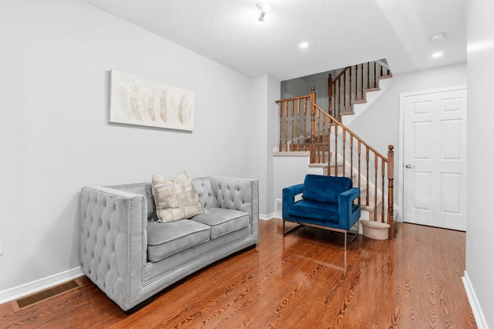 Contemporary 3br Townhouse In Ajax: Cozy & Central - Ajax