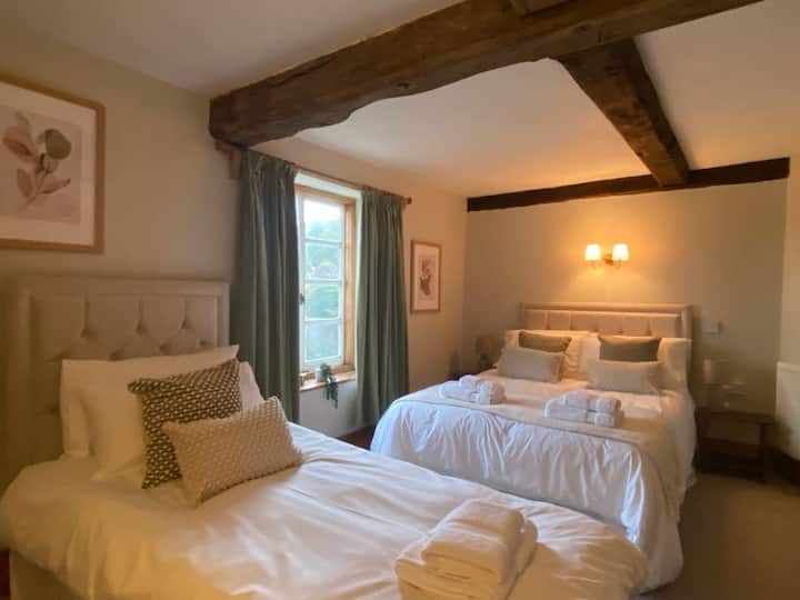 Tan House - Triple Guest Room - Hereford