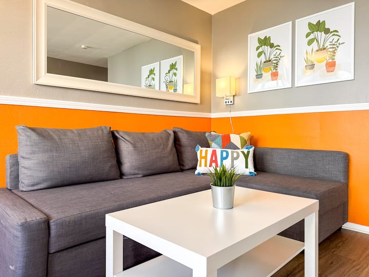 4 Large Apartments W/ 8 Bedrooms & Parking + Wifi - Pittsburgh, PA