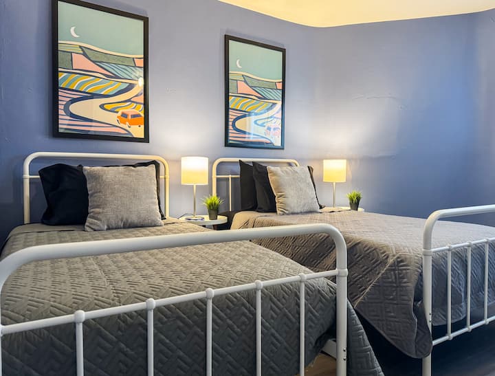 4 Apartments! 7 Bedrooms W/ 23 Beds & Parking Wifi - Pittsburgh