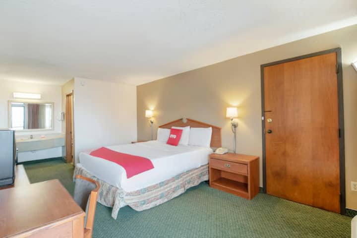 Hotel Tulsa International Airport Deluxe King Bed - Tulsa, OK