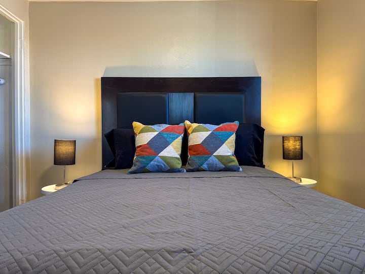 4 Apartments W/ 4 Bedrooms & Parking + Wifi - Pittsburgh, PA