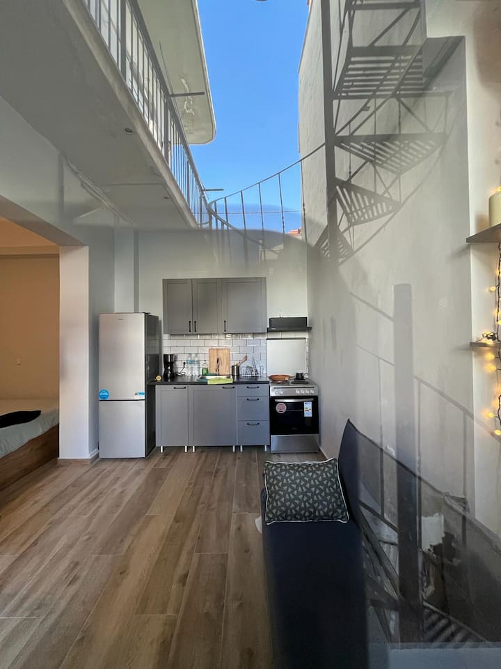 Noa - Designed City Center Studio With A Patio - Kalamata