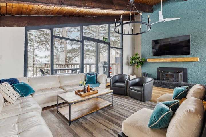 The Caribou Lodge: 8 Bdr Chalet W/ Ping-pong! - Town Of The Blue Mountains
