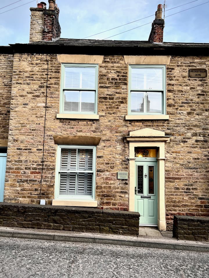 Charming Three Storey Cosy Cottage - Macclesfield, UK