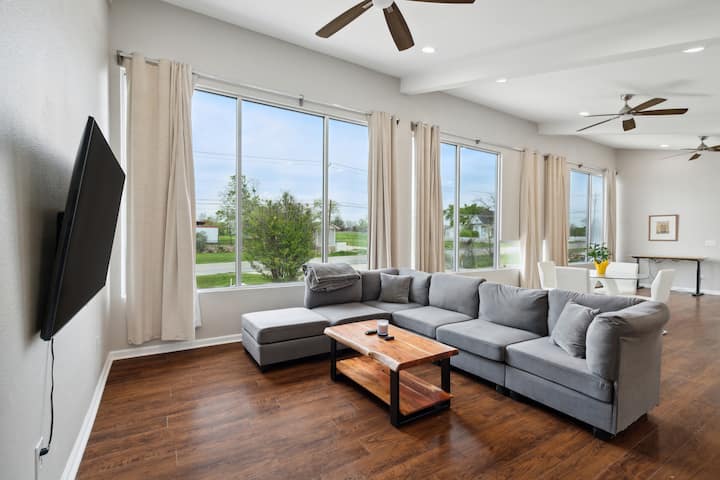 Unique Industrial Loft! - Pflugerville, TX