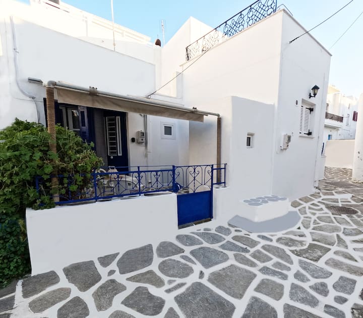 Παραδοσιακή κατοικία στην αγορά - Paros