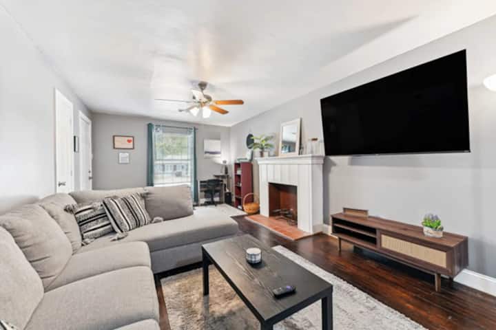 Sleeps 10! Medical District! Airport! Pet Friendly - Dallas, TX