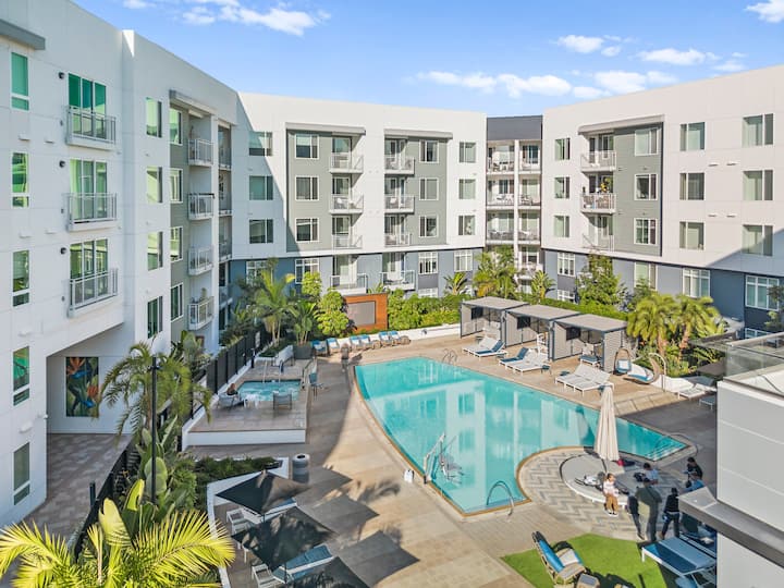Lux Retreat: Pool, Spa, Gym, King Beds, Pickleball - Scripps Ranch - San Diego