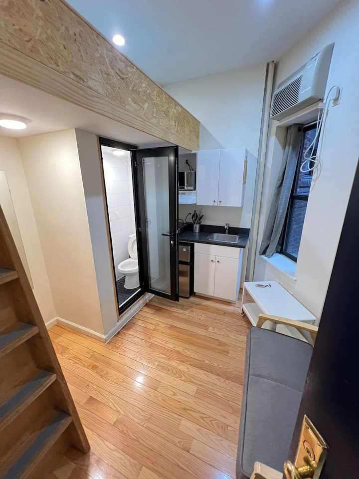 Tiny Private Bath Private Studio Times Square #102 - New York