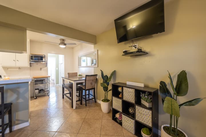 Spectacular Furn Apt Near Beach - Long Beach, CA