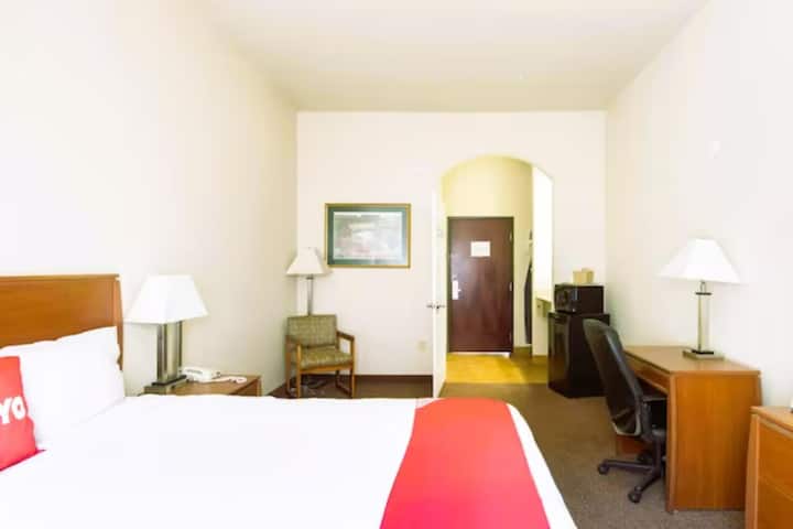 Full Bed Accessible With Kitchenette - Lake Jackson, TX