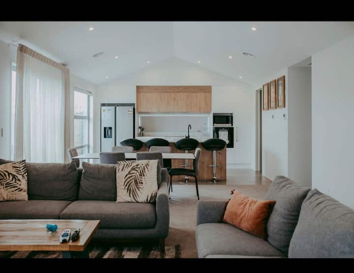 Modern House & Great Location. - Lincoln