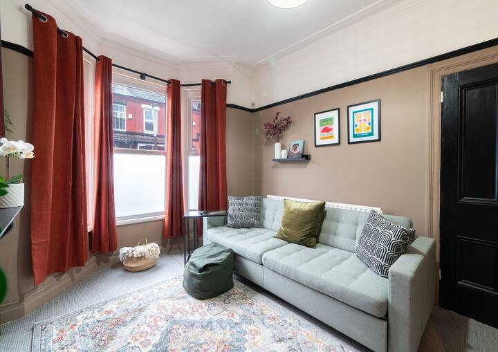 Orange Rentals- 4 Bedroom Home- Free Parking - Liverpool, UK