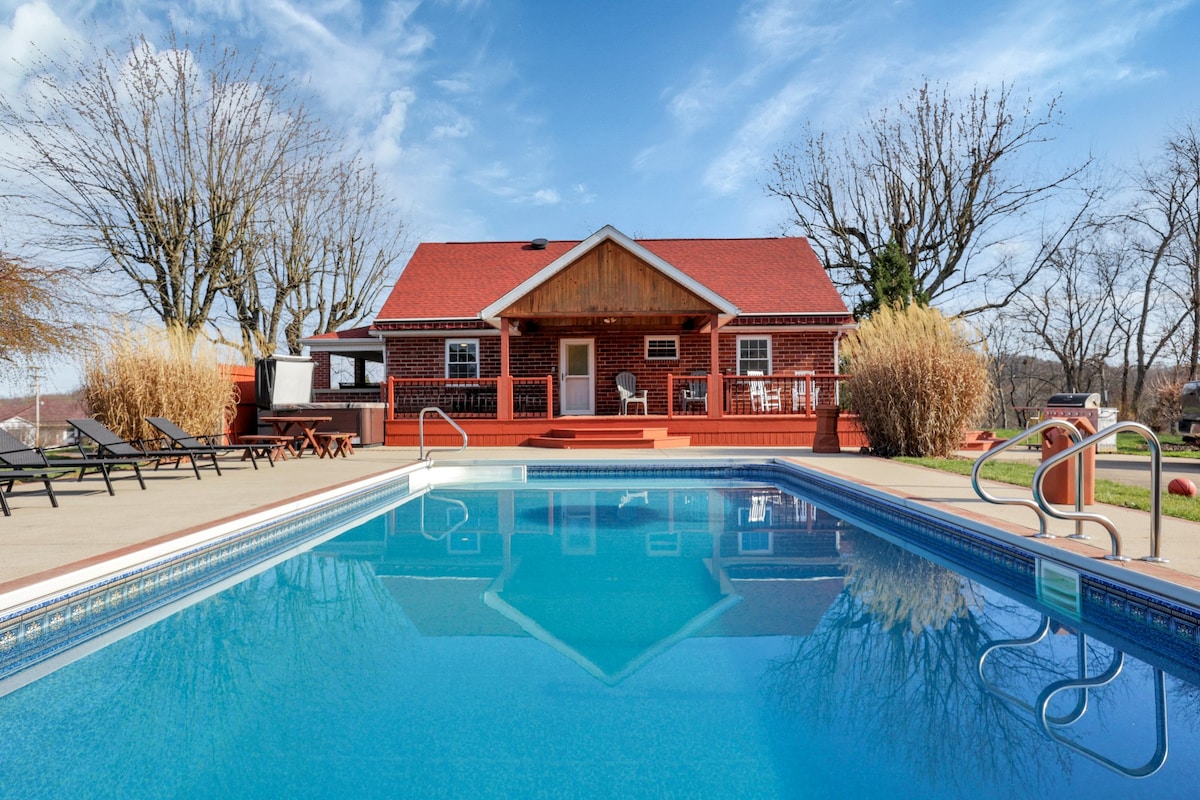 Pickle Hill - pool, pickleball court, sleeps 10! - Houses for Rent in ...