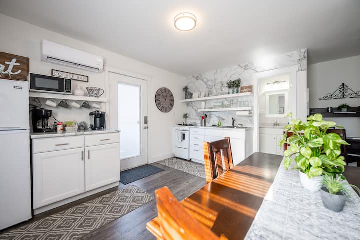 1 Bedroom Apt-sleeps 4-close To Lucas Oil! - Indianapolis, IN