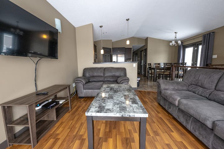 Pet Friendly | Deck W Bbq | Smart Tv | Free Wifi - Grande Prairie