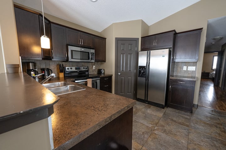 Pet Friendly | Deck W Bbq | Smart Tv | Free Wifi - Grande Prairie