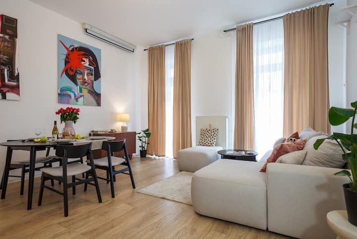 Serene Haven: 3br Apt With Light Tones And Artwork - Berlin