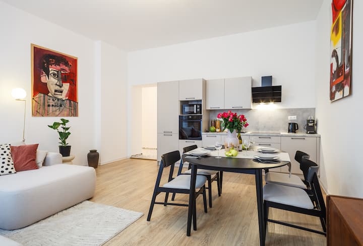 Serene Haven: 3br Apt With Light Tones And Artwork - Berlin
