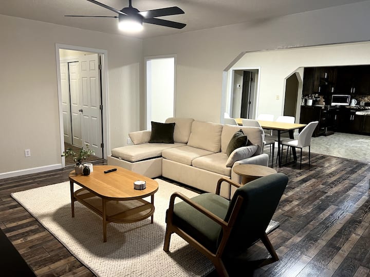 Homey & Welcoming Retreat In Great Location - Clovis, CA