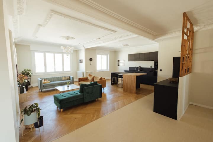 Art Déco Spacieux à 2 Min Métro - Lyon