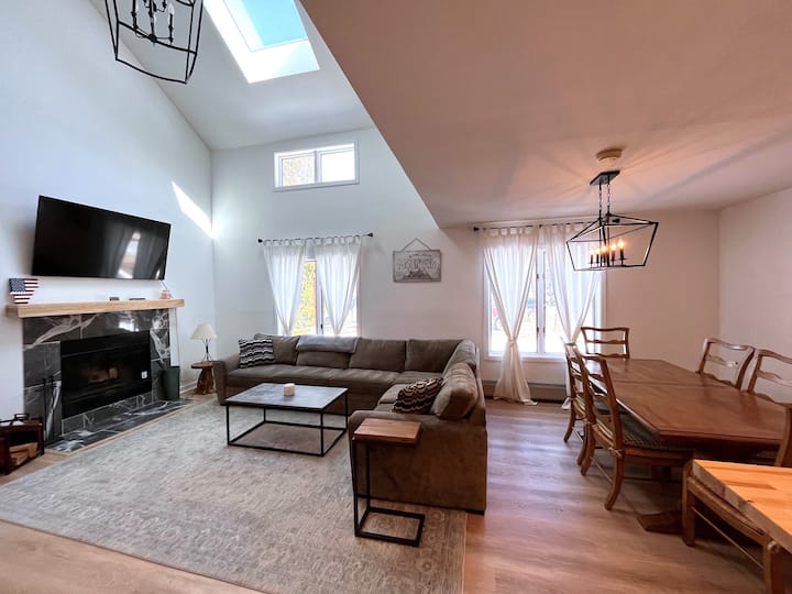 Renovated Condo- Mt Snow.  Shuttle, Pool, Hot Tub - Dover, VT