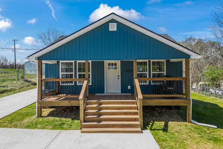 Quaint & Charming Knoxville Cottage - Knoxville, TN