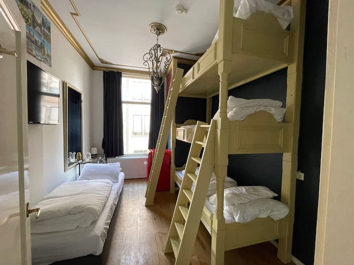 4-person Private Ensuite (3bunk) - Amsterdam