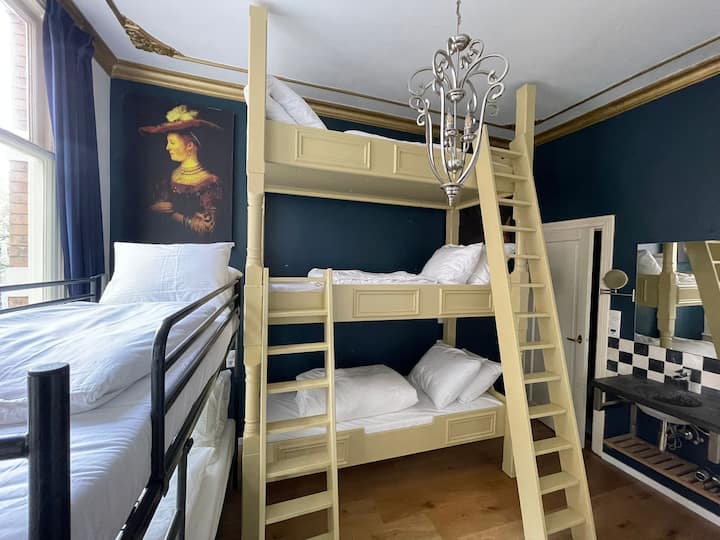 5-person Private Room Ensuite (Balcony) - Amsterdam